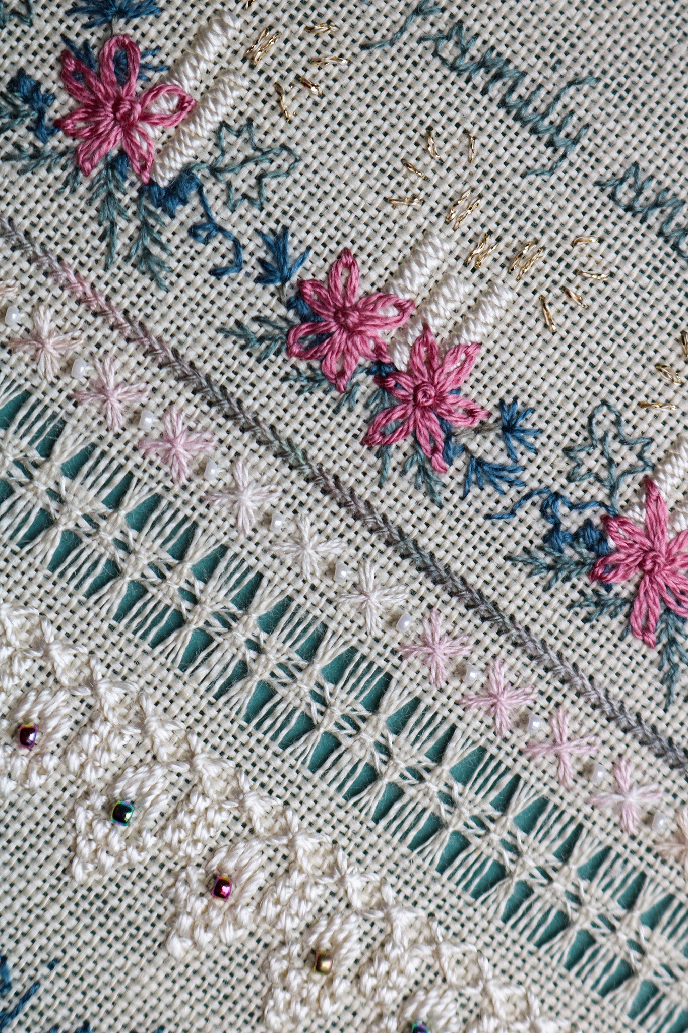 Heirloom Christmas Sampler - Christmas Embroidery and Cross Stitch Pat ...