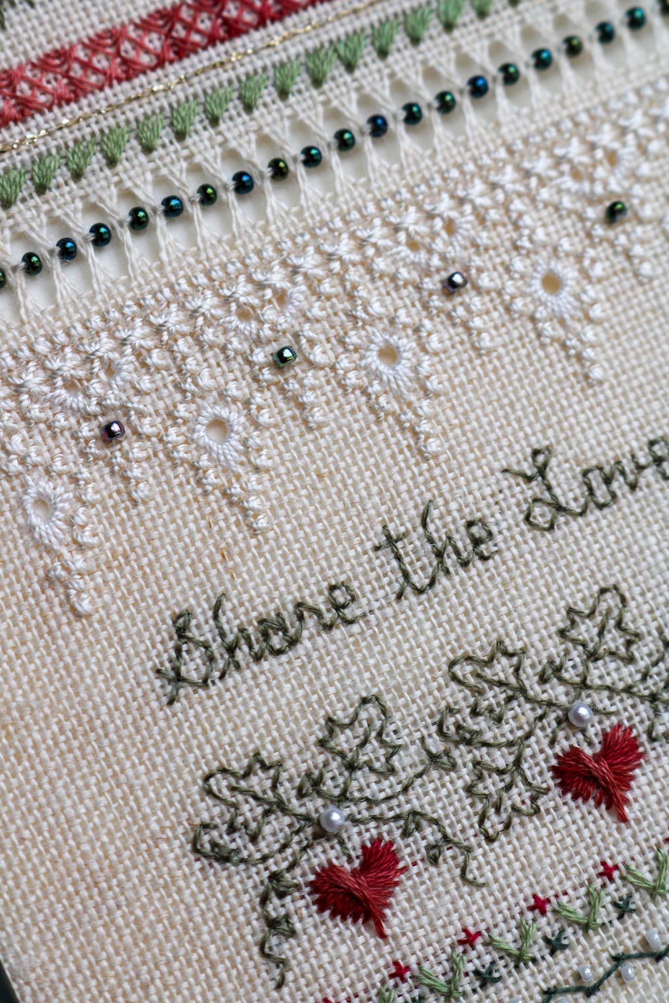 Heirloom Christmas Sampler - Christmas Embroidery and Cross Stitch Pat ...
