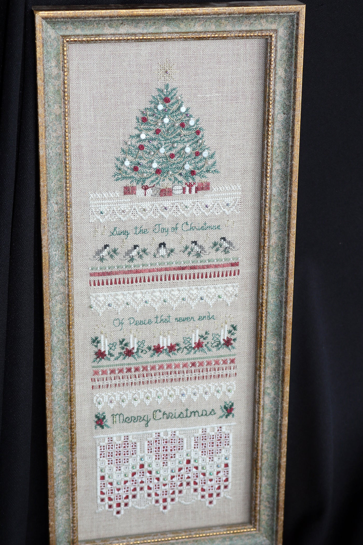 Heirloom Christmas Sampler - Christmas Embroidery and Cross Stitch Pat ...